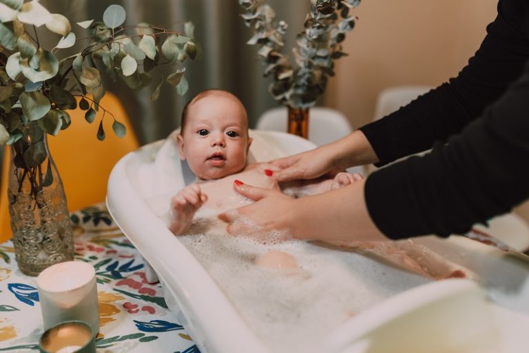 How To Bathe Your Newborn Baby In A Few Simple Steps